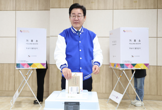 KAIST 학생들과 사전투표한 이재명 “낭비 많다며 R&D 예산 깎는건 정말 무지” | 서울경제