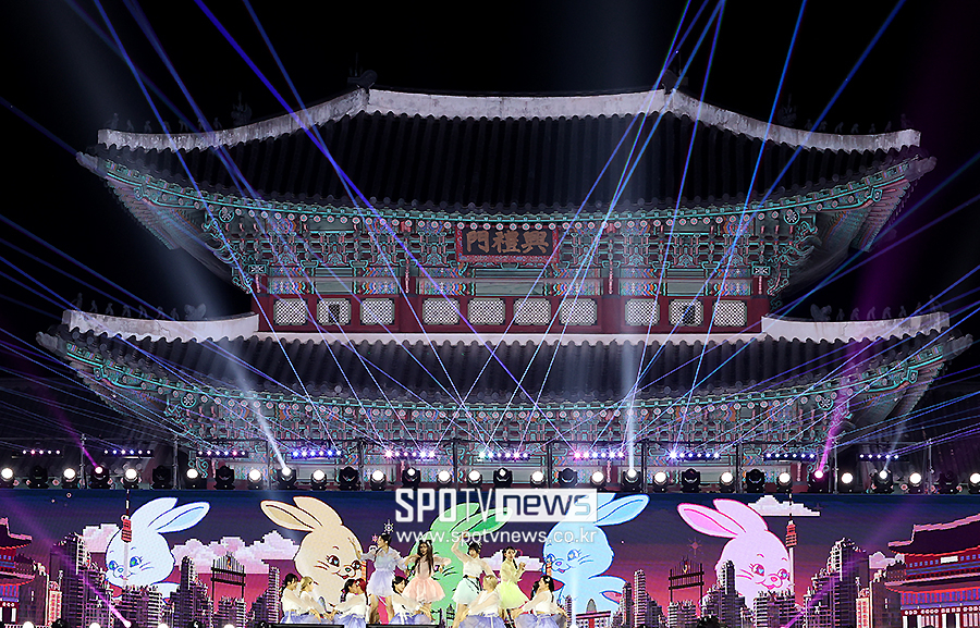 [포토S] 경복궁 밝히는 뉴진스의 무대