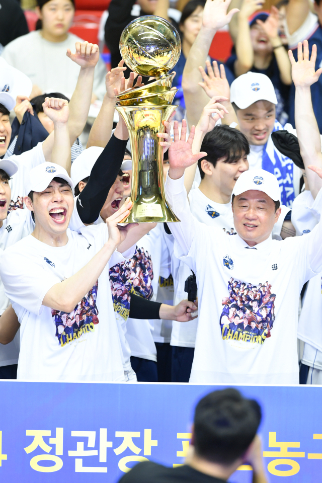 “우승하는 팀 보면 너무 부러웠다”…전창진 감독이 꿈을 이뤘다, 16년 만에 트로피를 올렸다 [MD수원]