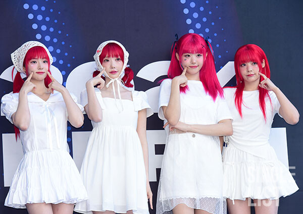 QWER ‘Algorithm’s Blossom' 발매 하루만 자체 초동 신기록 | 싱글리스트