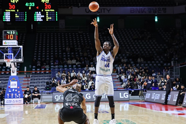 ‘니콜슨 29점 10리바운드’ 한국가스공사, KCC에 97-71 대승…LG, 정관장 잡고 5연승 | 스포츠투데이