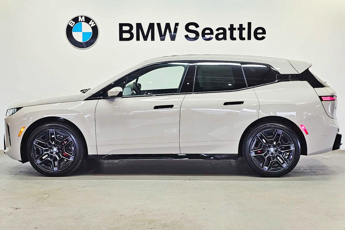 BMW Gave the iX a Makeover—And It Finally Looks Like a BMW