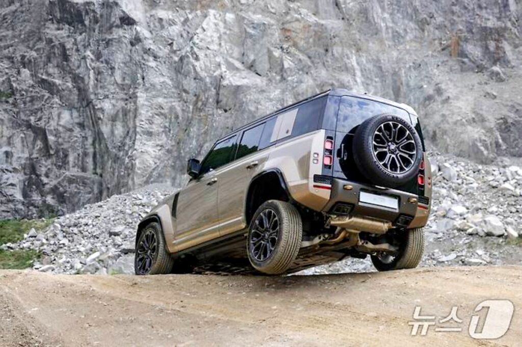 JLR Just Dropped a 635-HP Beast—Meet the All-New Defender OCTA