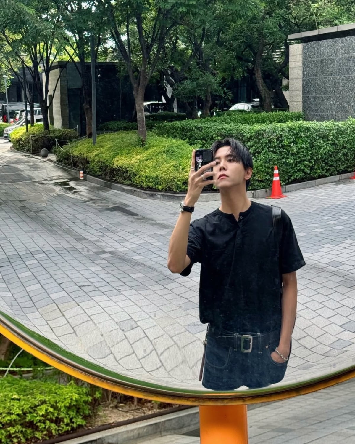 ジュ・ウジェ、感覚的なオールブラックコーデで「彼氏美」発散 | スマートニュース