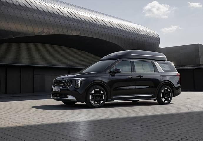 Luxury Van Life: Kia’s $70K Carnival Hi-Limousine Is Basically a ...