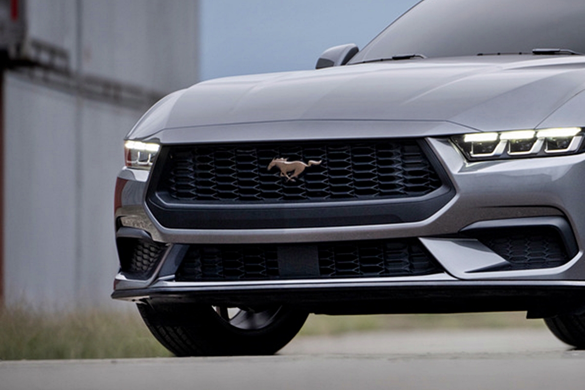 Mustang Crashes Again—Car Show Stunt Turns Into Total Wreck in Seconds
