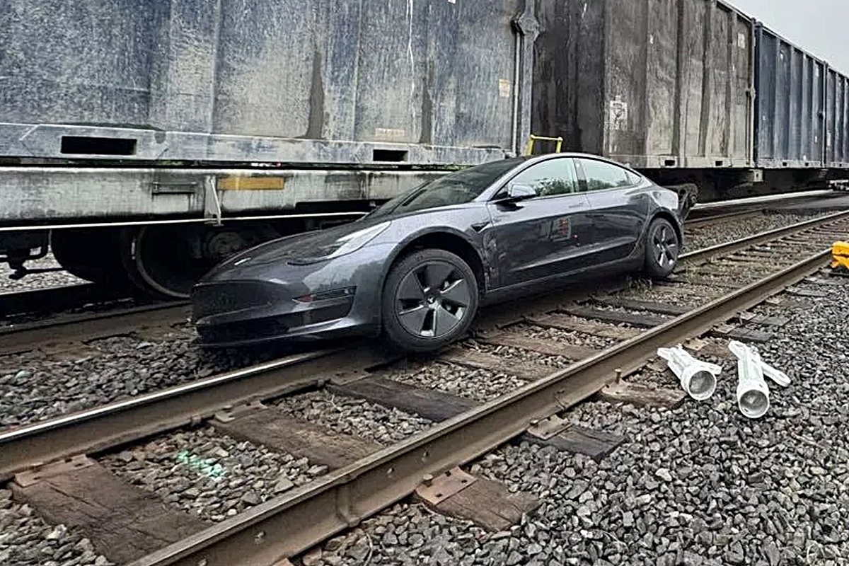 Tesla Disaster Warning: FSD Ignores Railroad Crossings and Gates