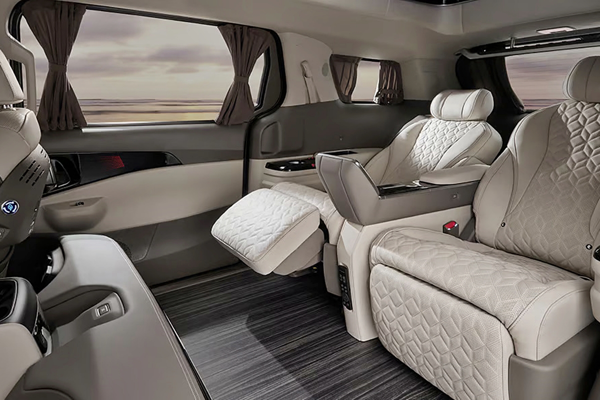 Kia’s Luxury “Limo Minivan” Packs a Fridge and Shoe Closet—But Will ...