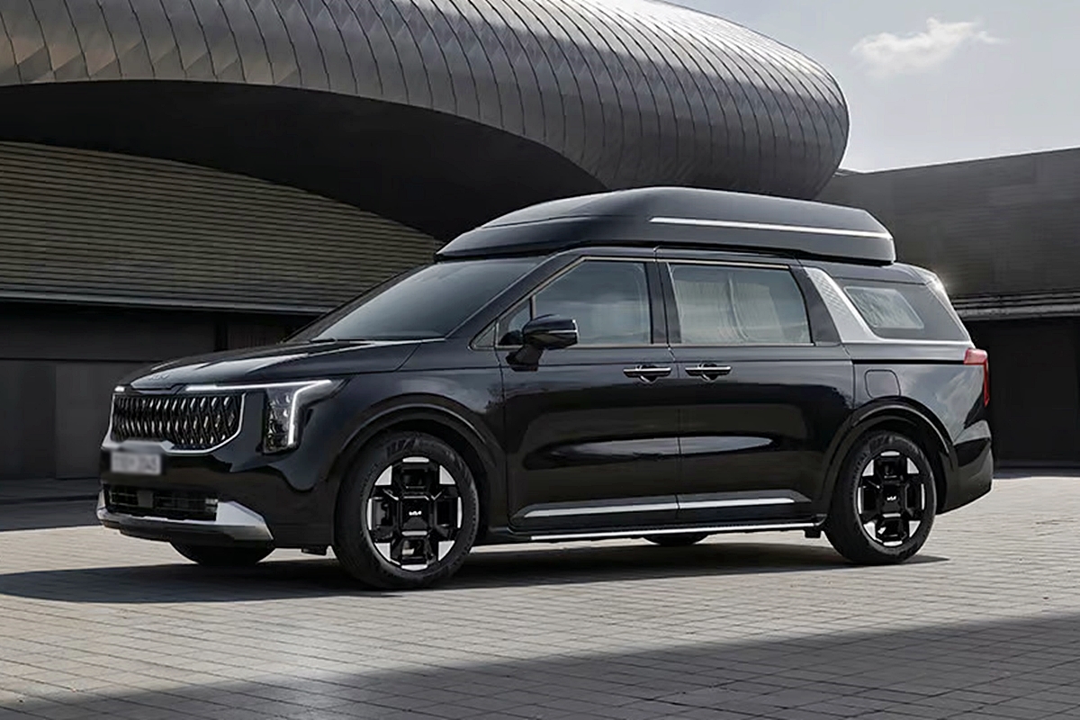 Kia’s Luxury “Limo Minivan” Packs a Fridge and Shoe Closet—But Will ...