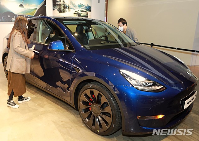 Tesla Nightmare: Parents Forced to Break Glass to Rescue Children