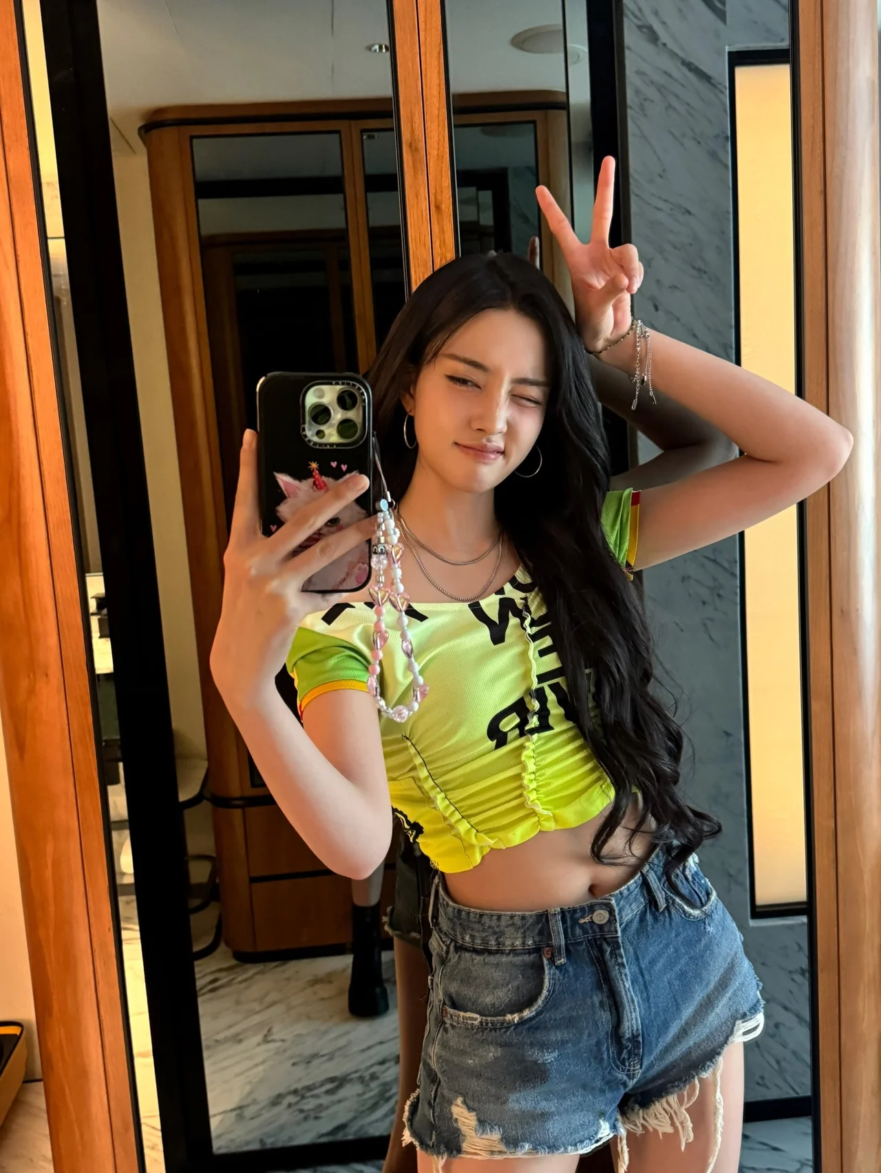 윤, 형광 크롭티로 완성한 페스티벌 Y2K 무드 | 스타패션