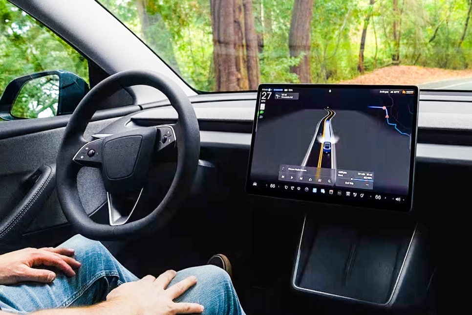 “운전 중 문자해도 합법?” 테슬라 FSD, 대체 어디까지 가능할까 논란 | 닷키프레스