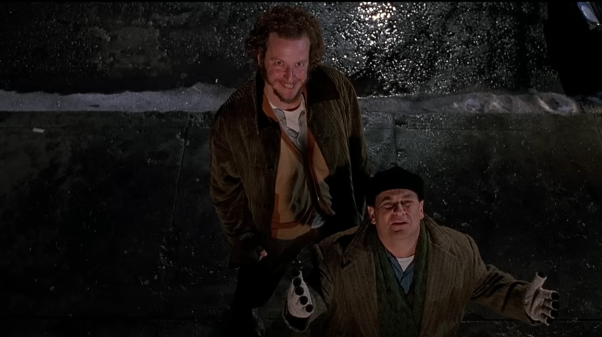 ‘나홀로 집에’ 키 큰 도둑으로 나온 이 배우, 성매매 체포 '망신살' | 위키트리