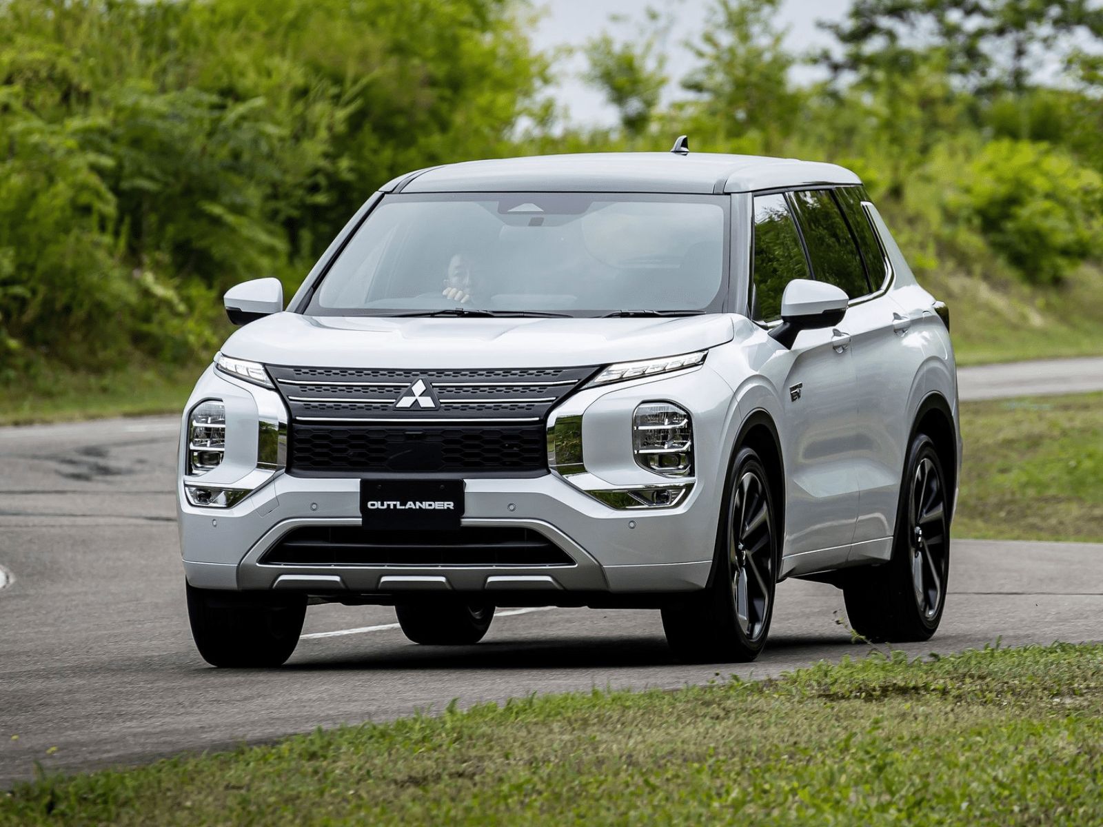 Mitsubishi Just Made the Outlander Always Online With Built-In 5G ...