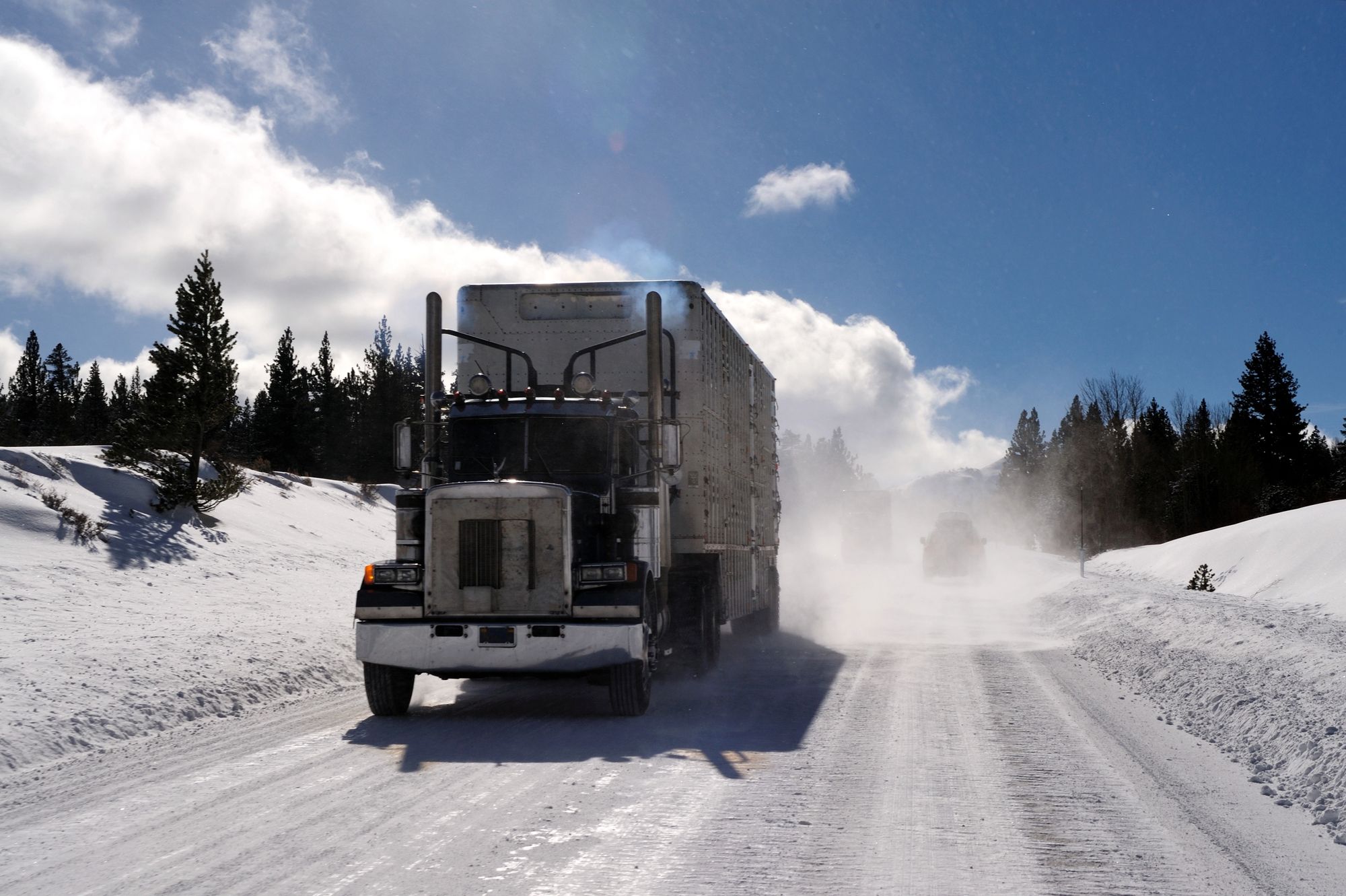 An 18-Wheeler Slides on Ice and Delivers a Brutal Lesson No Driver Wants
