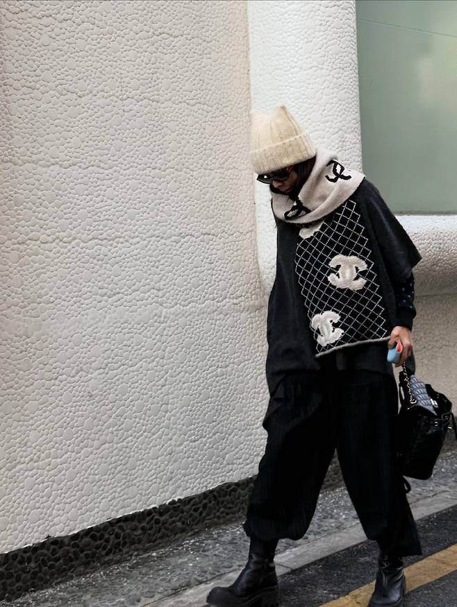 환갑 넘긴 나이 무색? 황신혜의 샤넬로 도배한 힙스터 스트릿 | 패션연구소