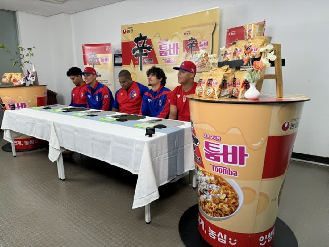 KBO-농심, KBO Fall League 스폰서십 韓 찾은 쿠바 대표팀에 ‘신라면툼바’ 선물 | 마이데일리