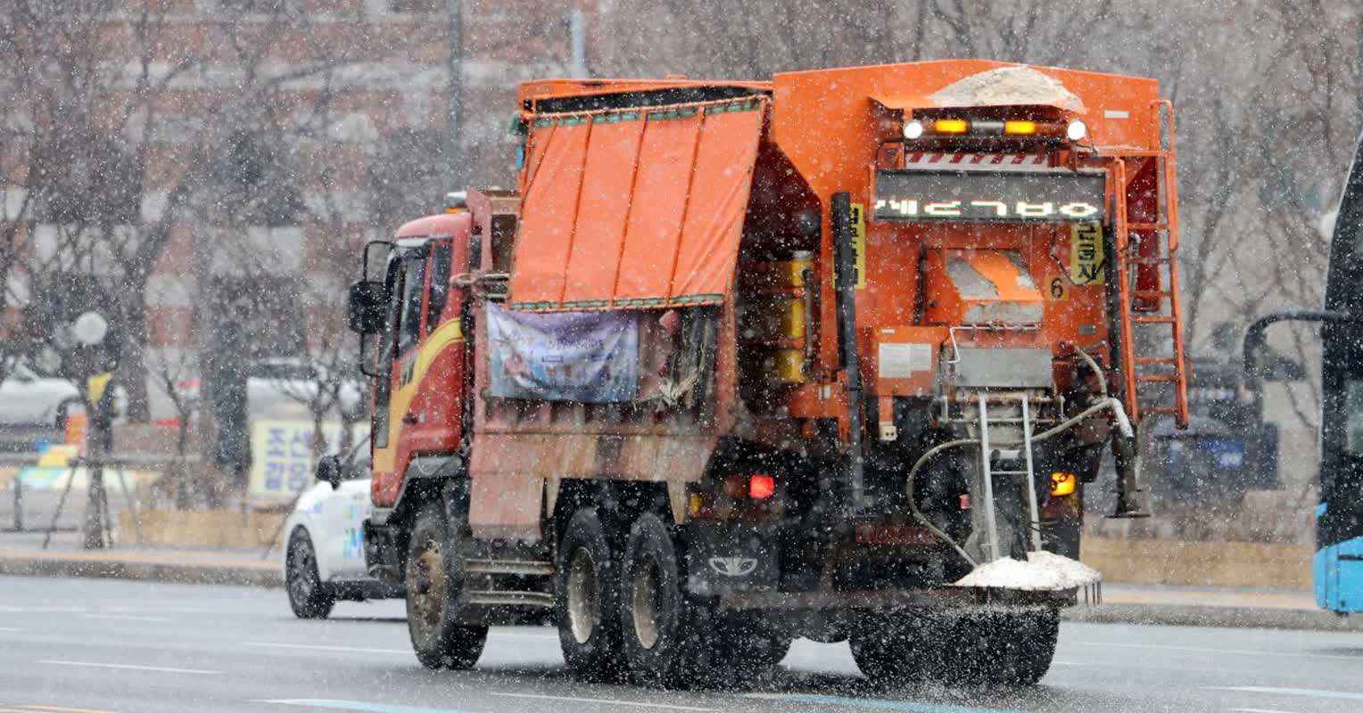 국내에만 5억 톤 매장…겨울철 염화칼슘 대체한다는 ‘천연광물’ 정체 | 위키트리